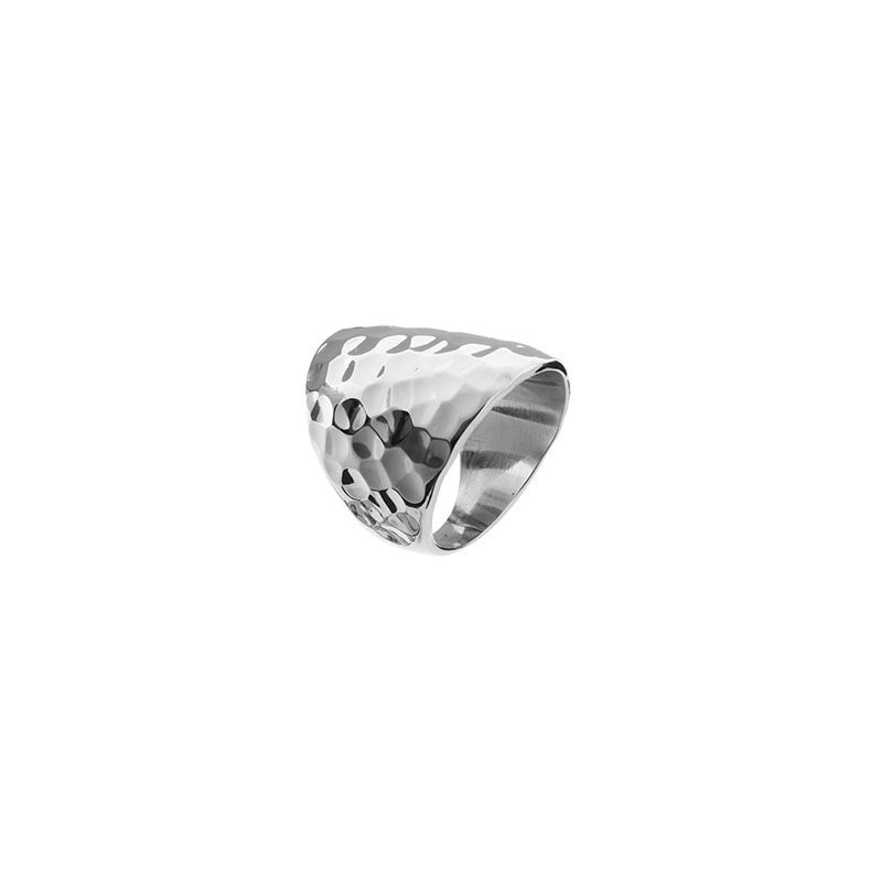 WIDE HAMMERED TAPPERED BAND RING – SILVERSHOP